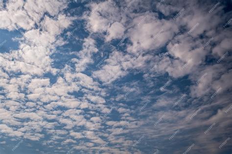 青空の背景に白い縞模様の雲が天国にあり、無限大が空の置換に使用される場合があります プレミアム写真