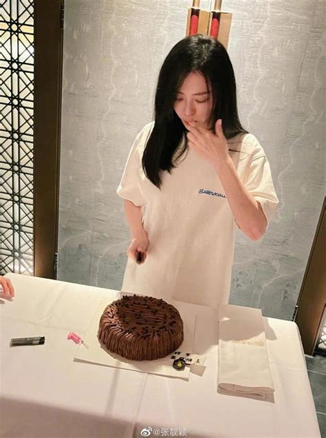 38歲的張靚穎越活越年輕，一身短白t，瞬間化身清純女大學生 每日頭條