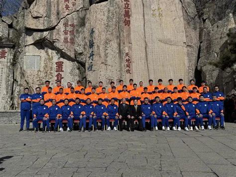 山东泰山队举行登泰山祈福活动并拍摄全家福，近百名球迷助威