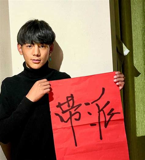 中国丁真和美国甲亢哥相比，谁更英俊？ 知乎