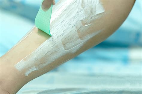 탈모 크림 및 주걱을 가진 여자 제 모 다리 모발 제거 크림을 스크럽 가꿔주기에 대한 스톡 사진 및 기타 이미지 가꿔주기 겨드랑이 기술 Istock