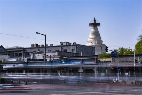 낮에는 수역 근처의 흰색과 갈색 콘크리트 건물 사진 Unsplash의 무료 北京市中国 이미지
