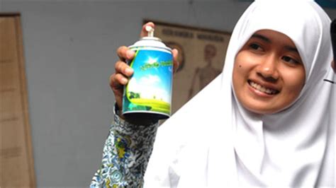 Ученички пускат чист въздух от тор и мляко