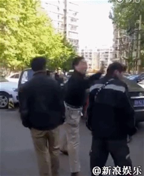快递员被掌掴辱骂贾乃亮心酸 手机新浪网