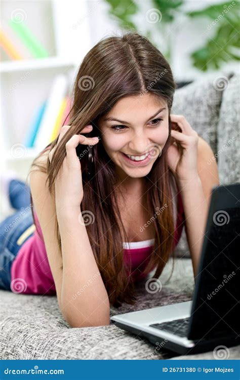 Dziewczyna Z Telefonem I Laptopem Zdjęcie Stock Obraz złożonej z surfing emocja