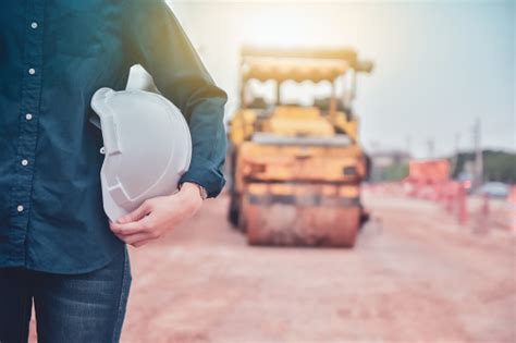 도로 건설 배경에 서 하드 모자를 들고 엔지니어를 닫습니다 건설 산업에 대한 스톡 사진 및 기타 이미지 건설 산업 건설 현장 건설업자 Istock