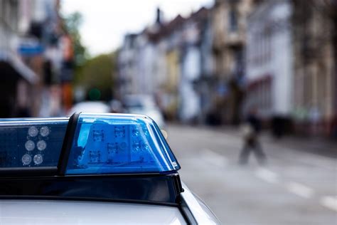 Nackter Mann schlägt Polizisten