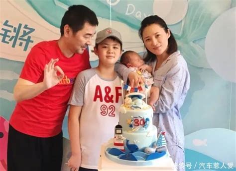 陈建斌夫妇香港被围拍照合影，胖橘喜笑颜开，蒋勤勤肤白貌美 360娱乐，你开心就好