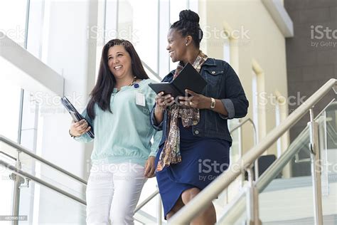 Businesswomen 걷기 침울 층 의 계단 오르기 사무실 빌딩 계단에 대한 스톡 사진 및 기타 이미지 계단 층계