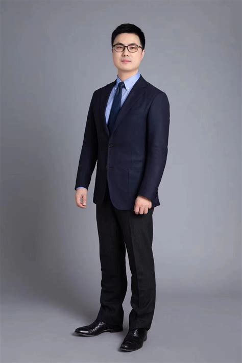 东吴证券全球首席策略官陈李：数字经济和双碳经济是a股配置两大行业主题 每日经济网