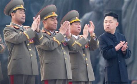 Ким Чен ун хоёр сайдаа олны өмнө цаазалжээ