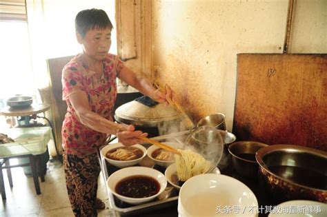 種田大媽放下鋤頭到麵館打工下麵條，每天下百碗面練出絕活 每日頭條