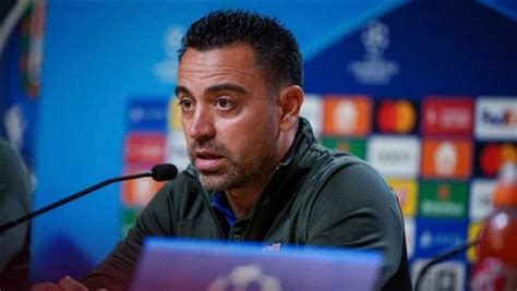 رغم إعلان رحيله لابورتا يطالب تشافي بالاستمرار مع برشلونة موسم واحد