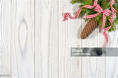 오래 된 흰색 나무 테이블에 갈 랜드와 가문비나무의 녹색 지점 0명에 대한 스톡 사진 및 기타 이미지 0명 가문비나무