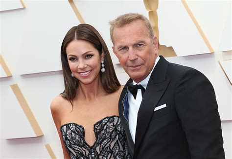 Kevin Costners Estranged Wife Christine Moves Out Drgnews