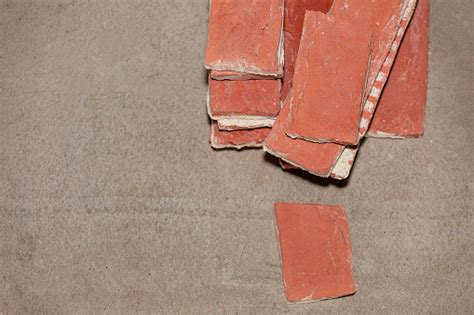 콘크리트 바닥에 여러 장식 노란색 벽돌의 평면 누워 타일의 교체에 수리 작업 공간을 복사합니다 0명에 대한 스톡 사진 및 기타 이미지 Istock