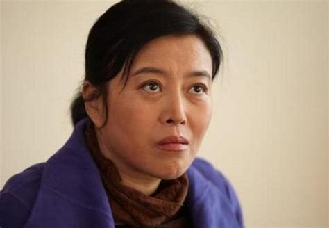 曾為孫紅雷下跪導演卻遭無情拋棄，3段婚姻失敗，今58歲孤身一人 每日頭條