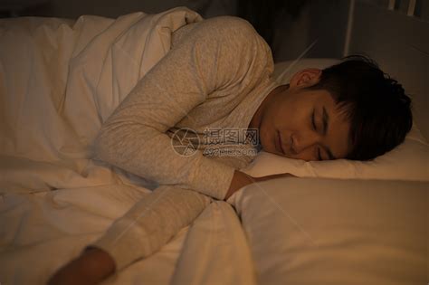 熟睡睡觉的年轻男子高清图片下载 正版图片500701261 摄图网