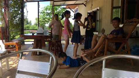 一个男孩戴着虚拟现实耳机 · 免费素材视频