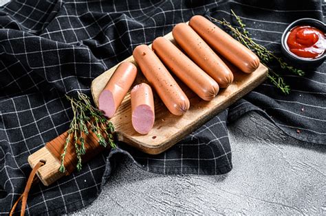 로즈마리와 향신료와 도마에 삶은 돼지 고기 고전적인 소시지 검은 색 배경입니다 맨 위 보기 건강한 식생활에 대한 스톡 사진 및
