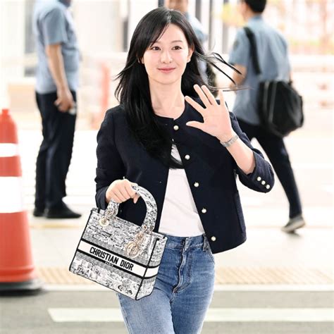 연예인 김지원 공항패션 30대 여자 명품 가방 브랜드 디올 레이디백 미듐 가격은 네이버 블로그