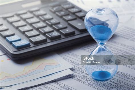 투자에 가장 적합한 시간입니다 모래 시계 금융 차트 및 계산기 마감일에 대한 스톡 사진 및 기타 이미지 마감일 통화 0명