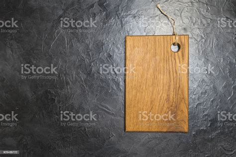 검은 배경에 나무 커팅 보드입니다 텍스트에 대 한 장소입니다 갈색에 대한 스톡 사진 및 기타 이미지 갈색 공란 도마 요리
