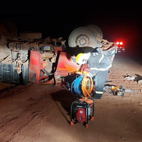 Jovem De 18 Anos Morre Após Tombar Caminhão E Ficar Preso às Ferragens