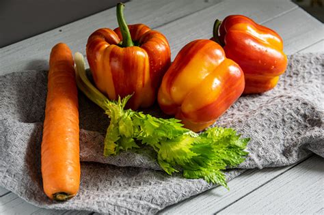 밝은 배경에 신선한 야채 오렌지 당근 투톤 파프리카 레드 토마토 샐러드를 식탁에 올려놓습니다 건강한 생활방식에 대한 스톡 사진 및 기타 이미지 Istock