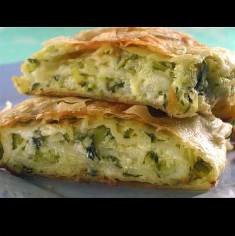 Това е любимата ми лятна баничка с тиквички няма такъв вкус просто сама си изяждам по една