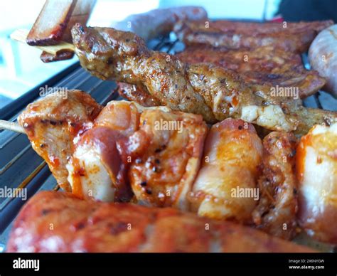 Grillgut Auf Einem Tischgrill Im Eigenen Garten Grillsaison 2024