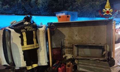 Gambolò Perde il controllo dell autocarro e si ribalta su un fianco