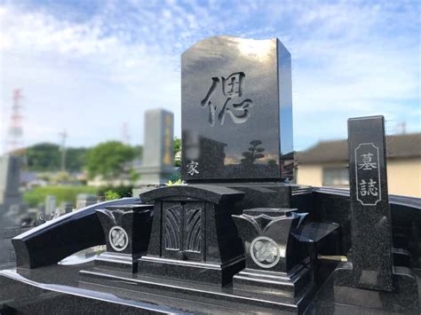 インド産黒御影石KENTとアーバングレーを使用した和洋型のデザイン墓石宇城市不知火の地域墓地 株今村石材工業