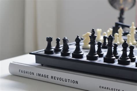 실내 게임 경쟁력 있는 관념적인 기사 논리 게임 대조 레저 명상 적 미니멀리스트 보드 게임 블랙 체스