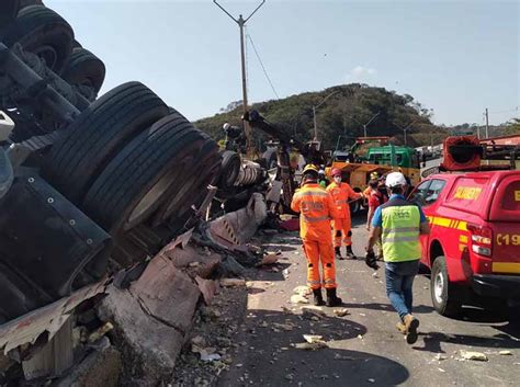 Capotamento De Carreta Deixa Uma Pessoa Morta Na Br 381 Portal Gerais