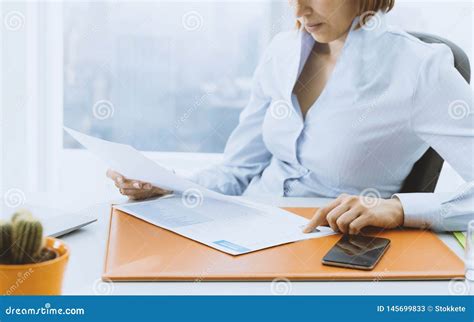 Executivo Empresarial Que Verifica Relat Rios Financeiros No Escrit Rio