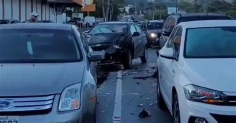 VÍdeo Mulher Fica Ferida Após Grave Acidente Entre Cinco Veículos Em
