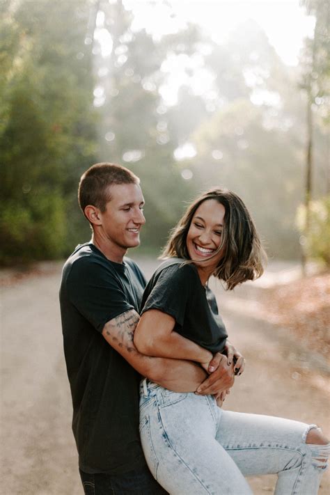 Woodsy Engagement What To Wear To Your Engagement Session Casual Engagement Shoot Casual Fall