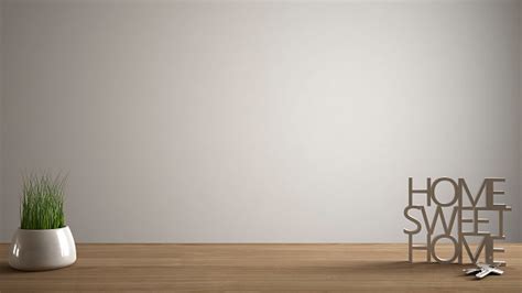 나무 테이블 책상 이나 선반 화분된 잔디 공장 집 열쇠와 3d 문자 단어 홈 스위트 홈 하얀 복사 공간 배경 만들기 0명에 대한