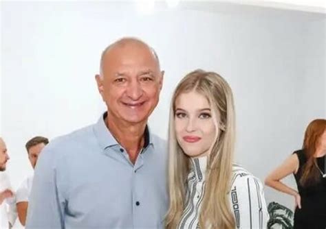 Aos 65 Anos Prefeito Se Casa Adolescente De 16 Anos