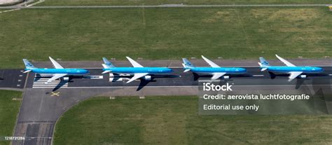스키폴 암스테르담 국제 공항의 활주로에 Klm 로얄 네덜란드 항공 비행기의 공중 보기 공항에 대한 스톡 사진 및 기타 이미지