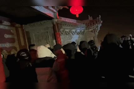 山西五台山广化寺夜晚不开门 游客顶着严寒等待未果愤怒踹门而入