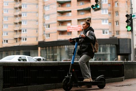 도시 거리에서 스쿠터를 타고 있는 사람 사진 Unsplash의 전문직 종사자 이미지