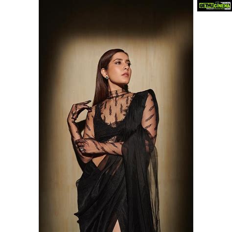 Raashi Khanna Instagram Come Closer 🖤 Gethu Cinema