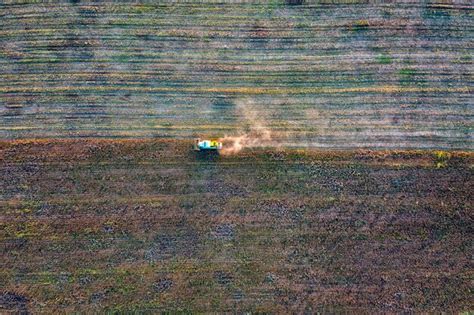 Vue Aérienne Drone Du Champ De Récolte Avec Tracteur Tond Tournesol Sec