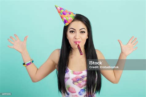 파란색 배경에 생일 모자와 분홍색 셔츠에 재미 있은 여자의 초상화 축 하 고 파티입니다 재미 공휴일에 대한 스톡 사진 및 기타