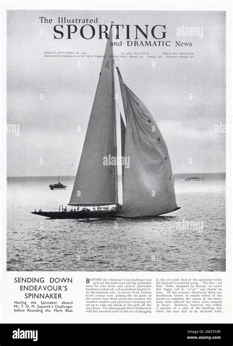 Vue de l équipage amateur du yacht de course Endeavour envoyer son