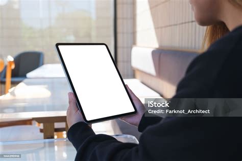 빈 흰색 데스크톱 화면디지털 태블릿을 들고 있는 여성의 모형 이미지 태블릿에 대한 스톡 사진 및 기타 이미지 태블릿 한 사람 사람들 Istock