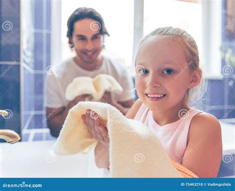 Vader En Dochter Stock Foto Image Of Levensstijl Kaukasisch 75463218