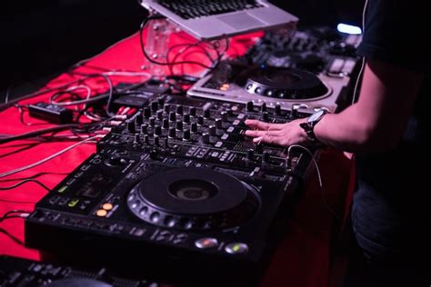 나이트 클럽 파티에서 턴테이블 음악을 연주하는 Dj 프리미엄 사진